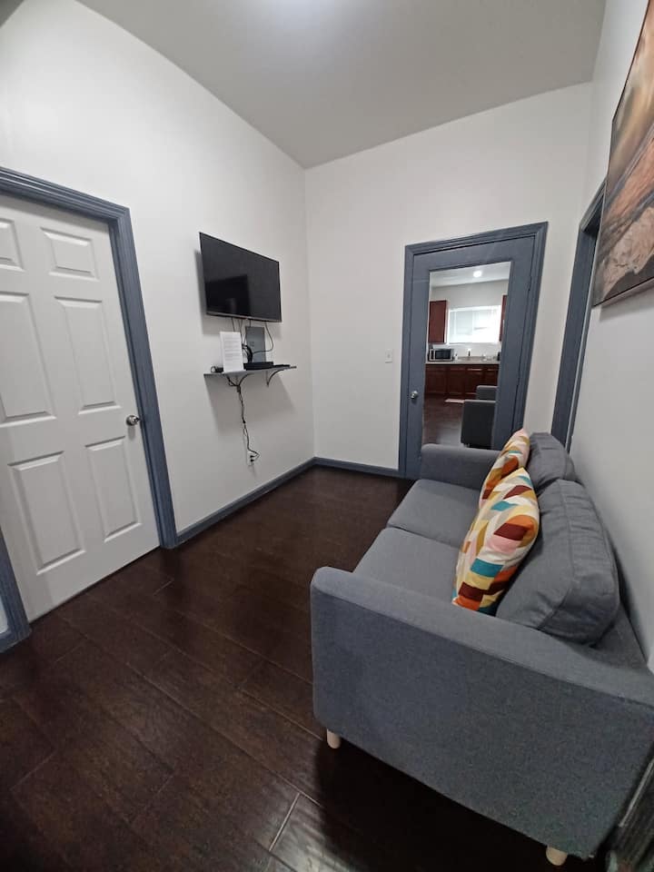 Great Value Bdrm Apt Close To Downtown/freeway - Oakland, CA