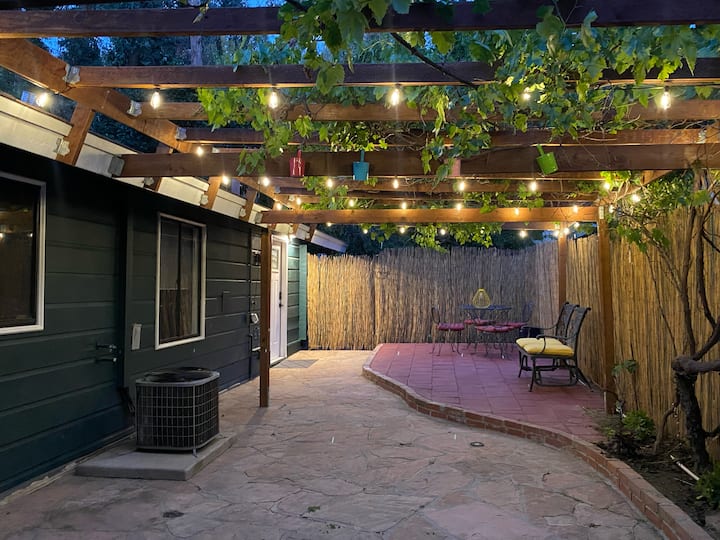 New Modern Studio With Private Romantic Garden - Los Angeles, CA