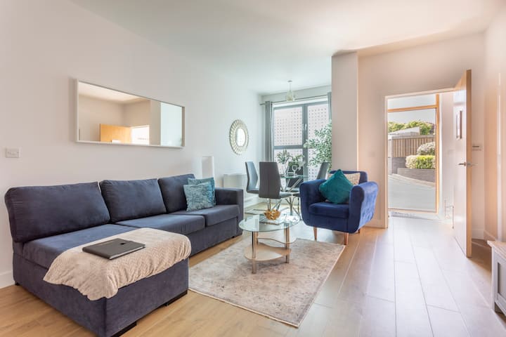 1 Bed Central Apartment - Redhill (Gatwick) (1/4) - Redhill