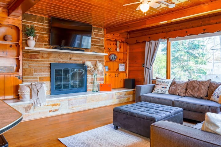 Harding Lakeside Getaway| 8 Bedroom Sleeps 16! - Muskegon, MI