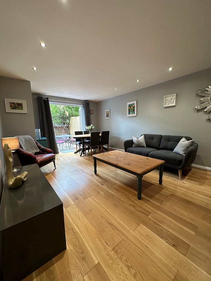 Delightful 2 Bedroom Flat - London