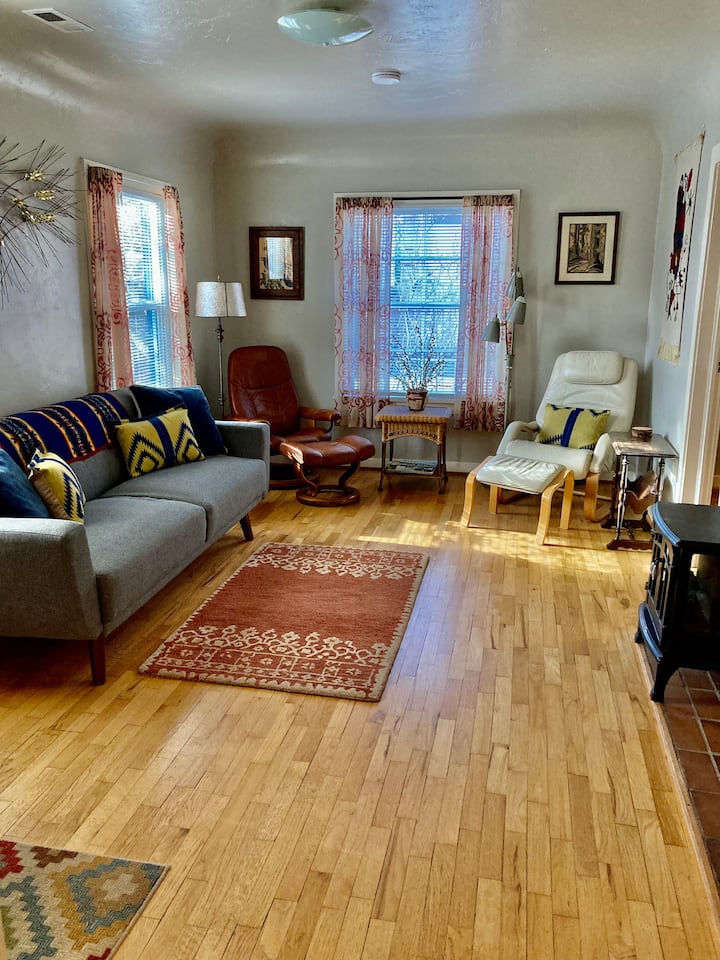Ritta's Back-home Cottage - Eugene, OR