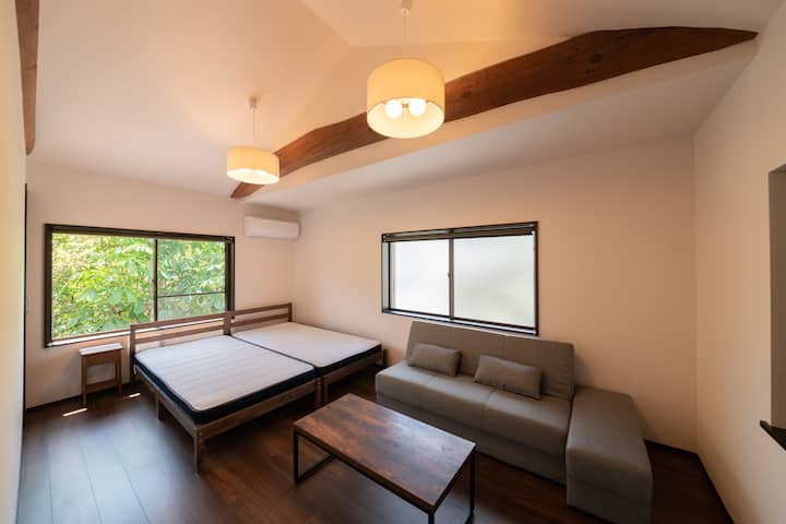 古民家を再生したゲストハウス。電車が走る姿を見られるお部屋です。 - 大津市