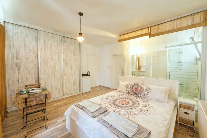 Studio Flat With Swimming Pool / Netflix - 凱里尼亞