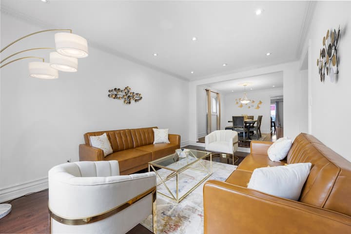 Charming 7br Villa- 3.5 Baths, Delightful Vibes - Toronto