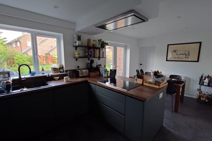 4 Bedroom End Of Terrace House - Chichester