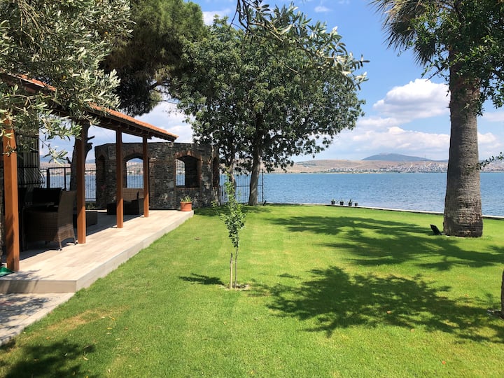 ŞAkran'da Denize Sıfır Villa - Aliağa