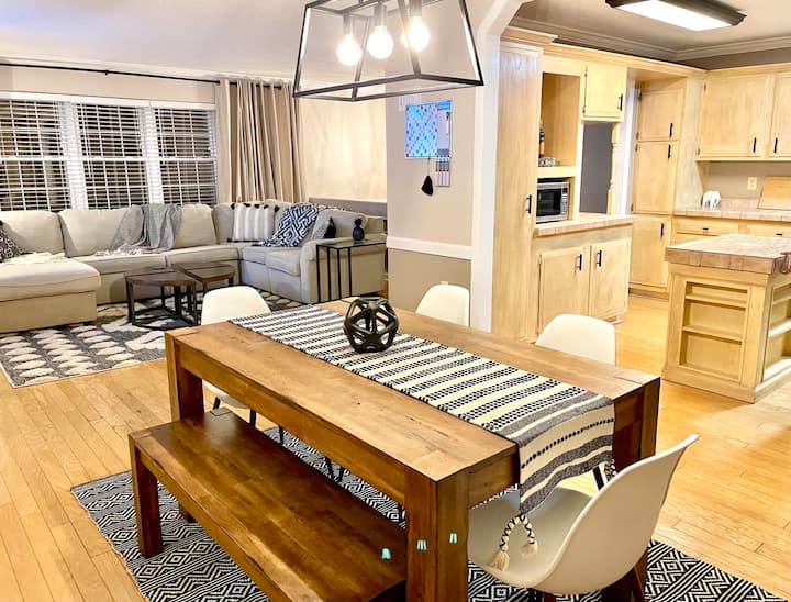 Entire House! 4 King Bdrms, Hot Tub, Fenced Yard - Knoxville, TN