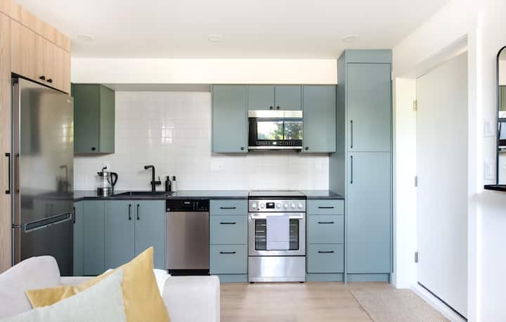 New Bright, Modern Suite! - New Westminster
