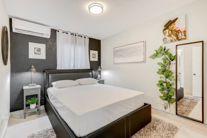 Cozy Casita Luna
Near Beach 60in Tv 
625 Mbps Wifi - Deerfield Beach, FL