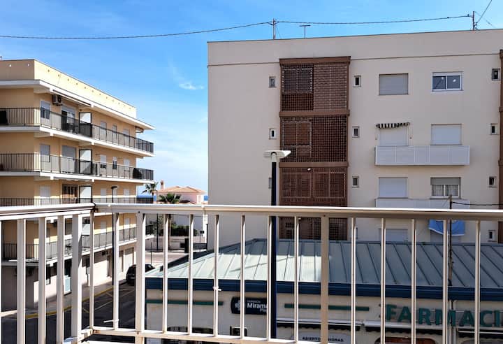 Amplio Piso Con Terraza A 50 M. De Playa Miramar - Gandia