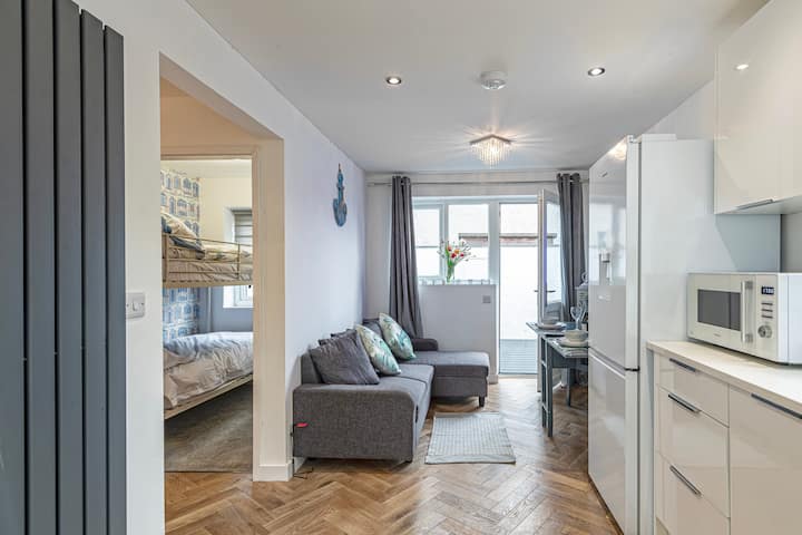 Stylish Modern Seaside Cottage 'The Cove' - Trearddur Bay