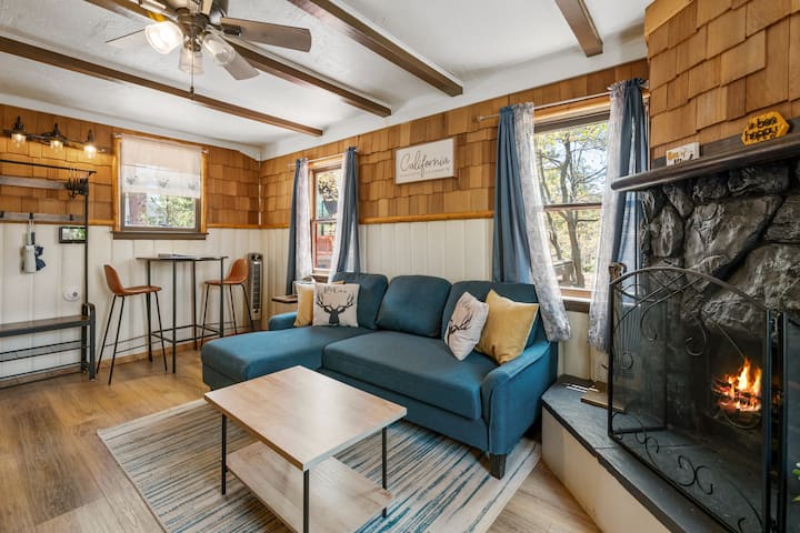 The Bee Hive- Beeee-autiful Cozy Tiny Home! - Big Bear, CA