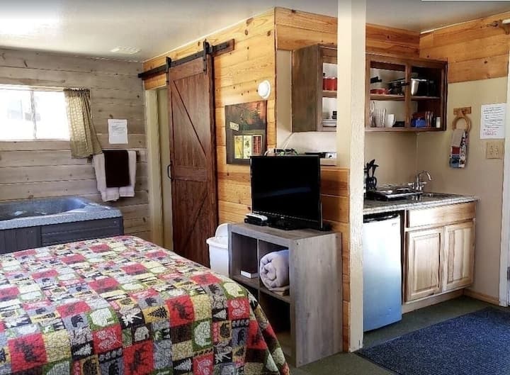 Lovers Den- Indoor Hottub, Fireplace, Porch Swing. - Christopher Creek, AZ