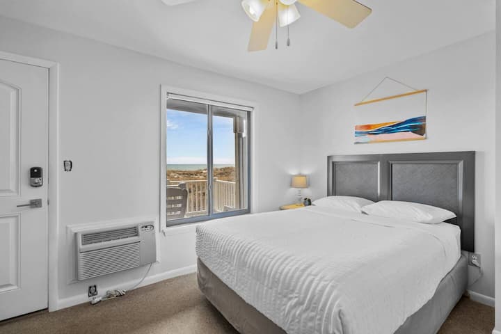 Oceanfront Petite Queen - Carolina Beach, NC