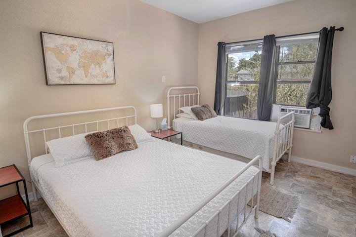 Feel At Home 2br/1ba Guesthouse Close To Downtown - Mission Trail - San Antonio