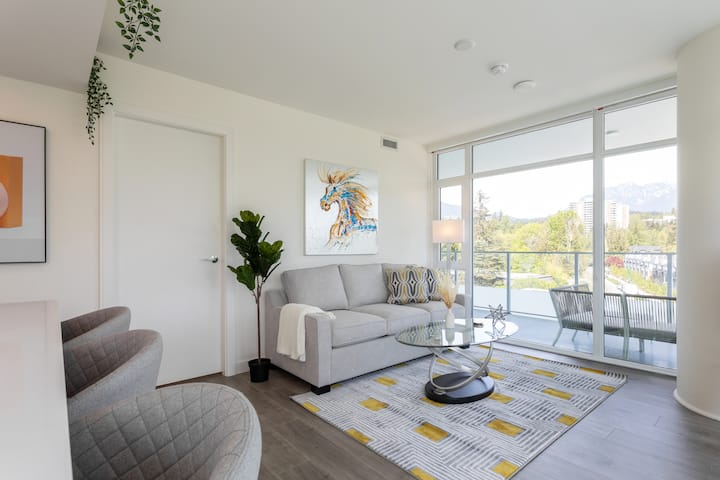 Spectacular Condo ~ Near Hikes - North Vancouver
