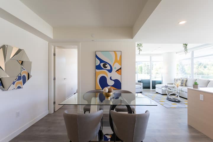 Modern, Central: Next2urban & Natural Attractions - North Vancouver