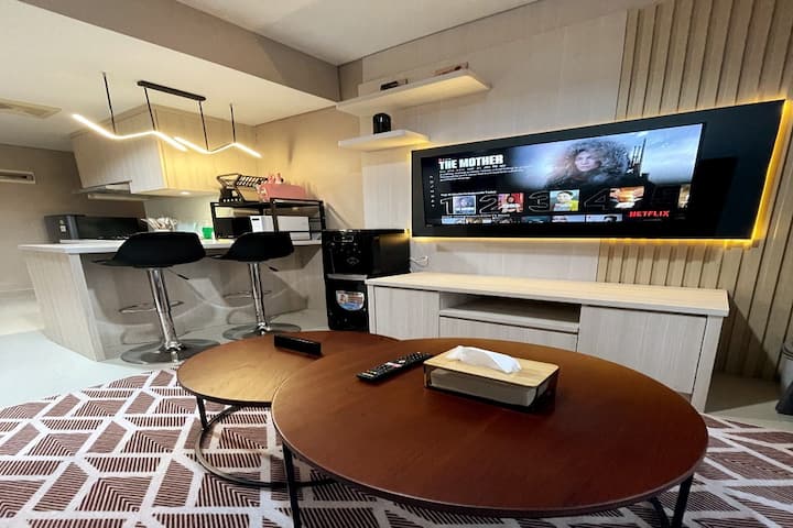 Le Rhin | Modern 2br W/ Netflix, Wifi & City View - Jakarta