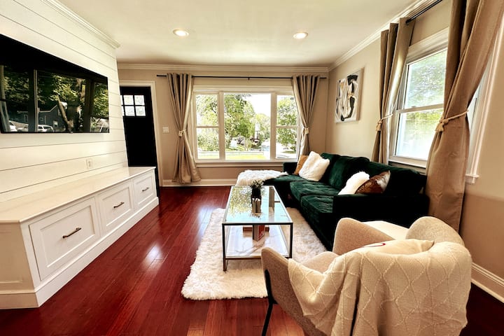 Gameroom, Backyard + Pool! 5m To Train + Downtown - Stamford, CT