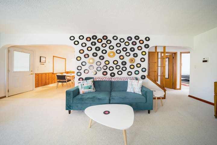 Retro 4br Retreat • Sleeps 12 • Pet-friendly - Akron, OH