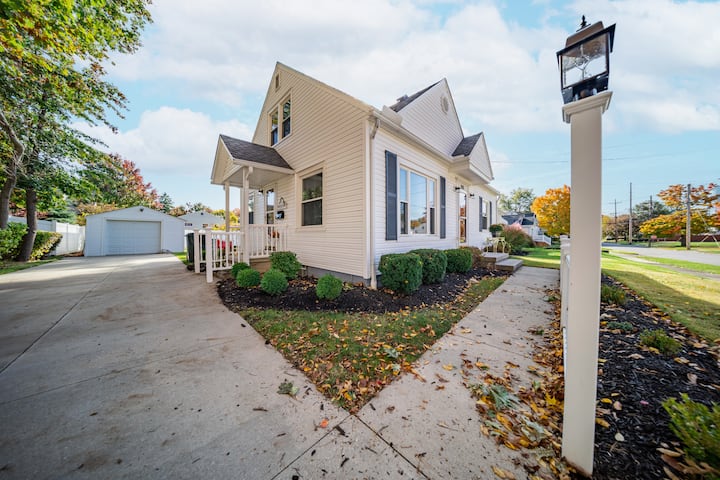 Retro 4 Br Retreat • Sleeps 12 • Pets Allowed - Akron, OH