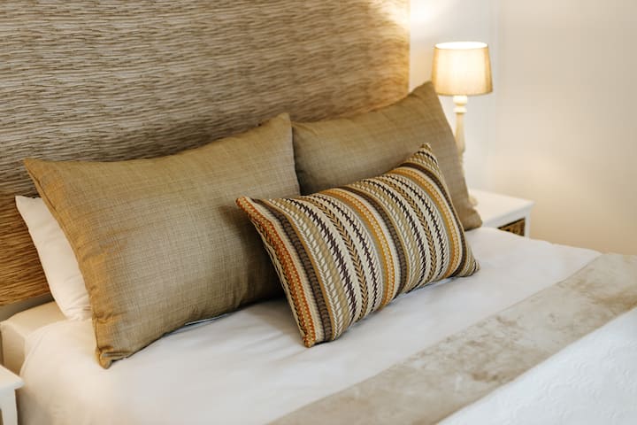 Double Room - Free Wi-fi & Secure Parking- Unit3 - George