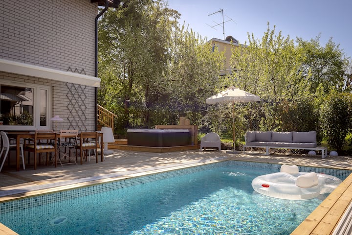 Stor Villa Med Pool Och Jacuzzi Nära Till City - Stockholm