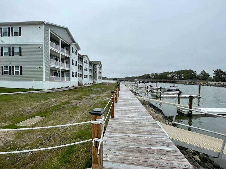 Majestic Waterfront Condo Minutes From Beach - Delaware