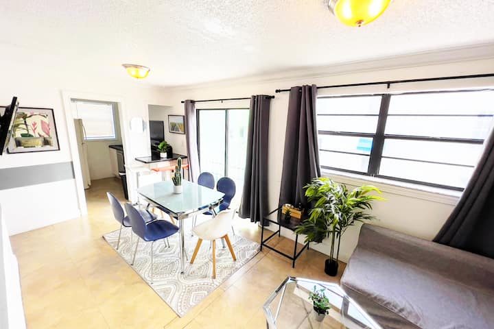 The Blue Breeze - Miami Beach, FL