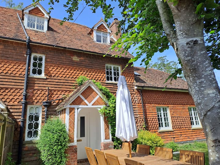 Holly Cottage, 2 Northbrook Park, Farnham/sleeps 6 - Farnham