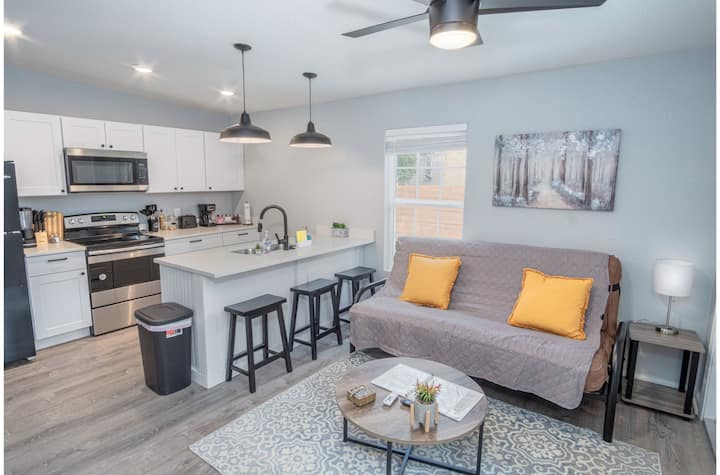 Laid-back Homey 2br/1ba Near Busy Downtown - San Antonio