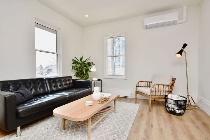 Trendy Lake View Suite Downtown - Barrie
