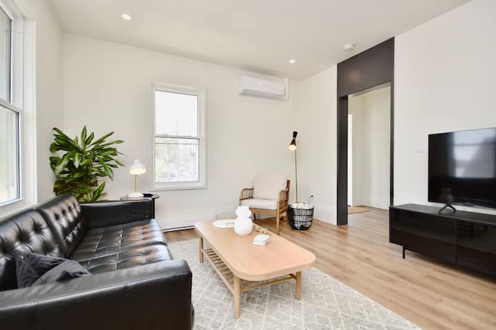 Trendy Lake View Suite Downtown - Barrie