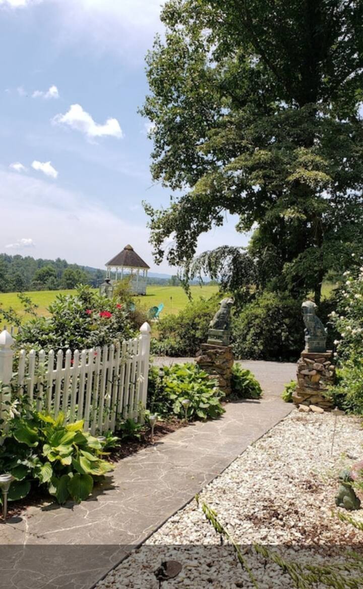 Beautiful, Private, Mountain View, Pool Oasis! - Hendersonville, NC