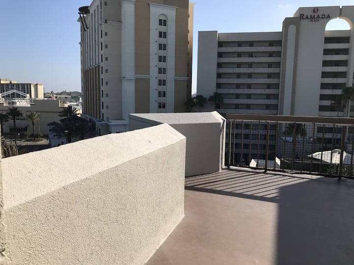 Private Outdoor Terrace Studio Near Universal Park - Orlando, FL