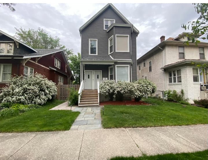 Executive Housing! - Oak Park, IL
