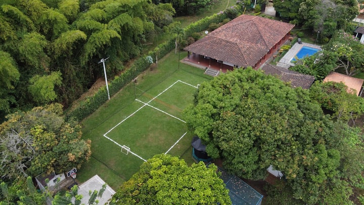 Gran Casafinca Familiar - Piscina, Cancha, Billar - Ginebra