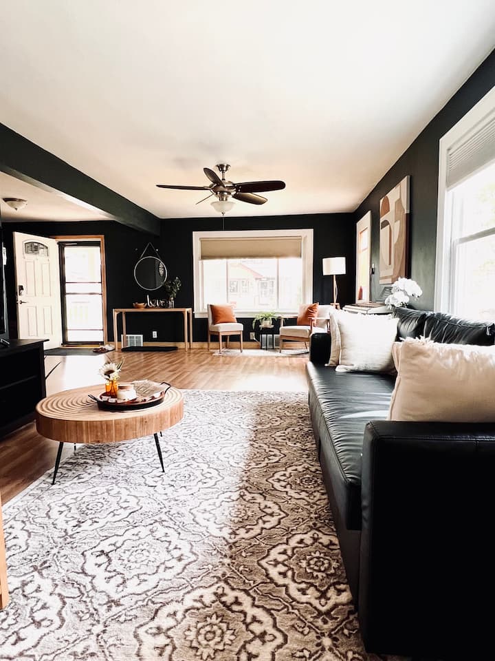 Comfy West Allis Home 2 Bedrooms/2 Bathrooms - Greenfield, WI