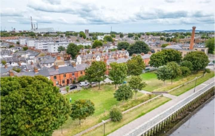 Charming Terrace House On Green - Dublin