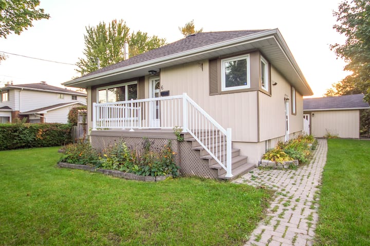 6 Bedroom Crew Home | Central Location & Parking - Ottawa