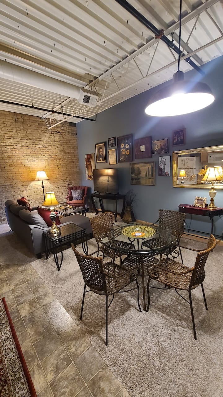 Front Street Downtown Loft - Fargo, ND