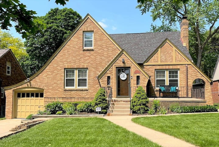 Charming Country Club Bungalow! - Omaha, NE