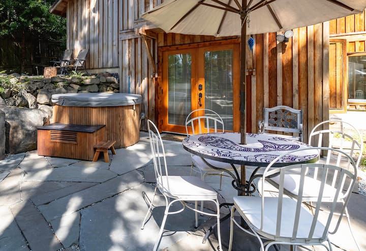 Luxurious Nature Retreat With Private Hot Tub - Salt Spring Island