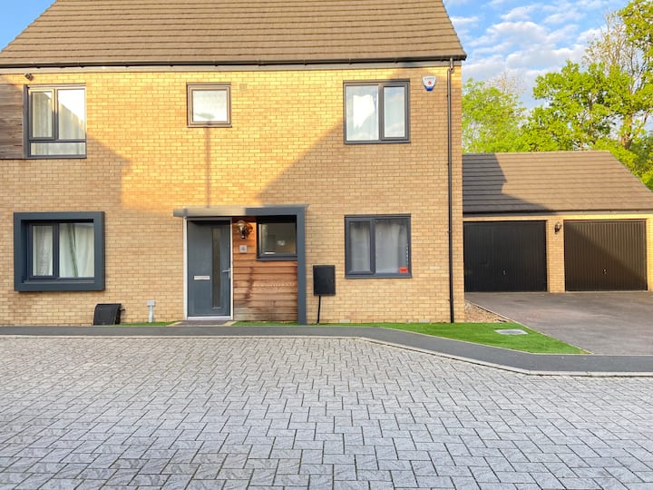 Burton - Stylish, Spacious 4 Bedroom Detached Home - Bedfordshire