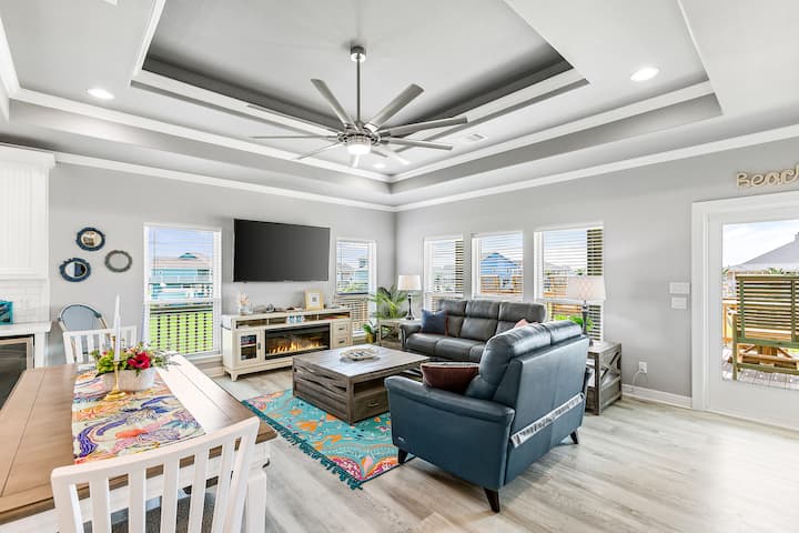Modern Crystal Beach Home - Steps To The Sand - Crystal Beach, TX