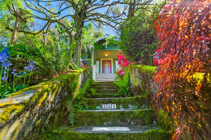 Enchanted Path To A Gardenscape - 92 Walkscore! - Seattle