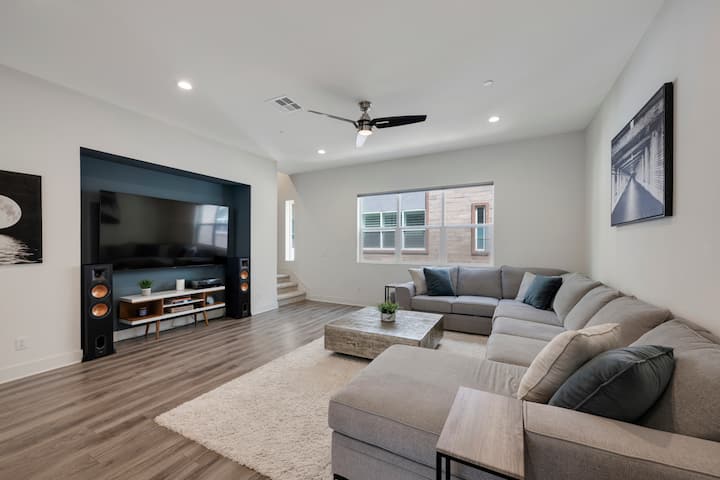Luxury 4 Bed/3.5 Bath Townhome - Anaheim, CA