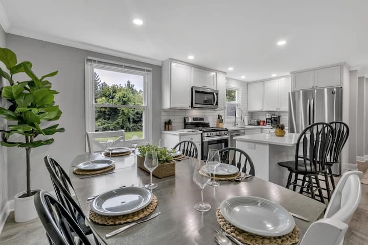 Modern 5 Bed W/ 2 Living Rooms - East Aurora, NY