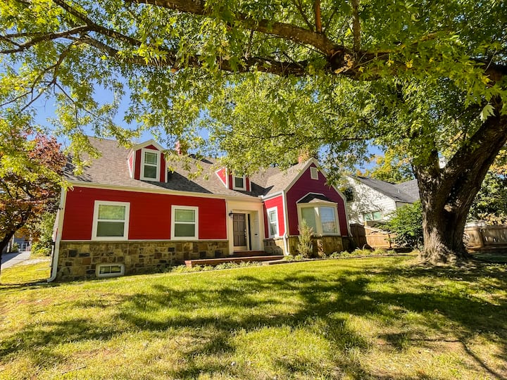 Adjoins Uofa 1 Block Off Dickson - Fayetteville, AR